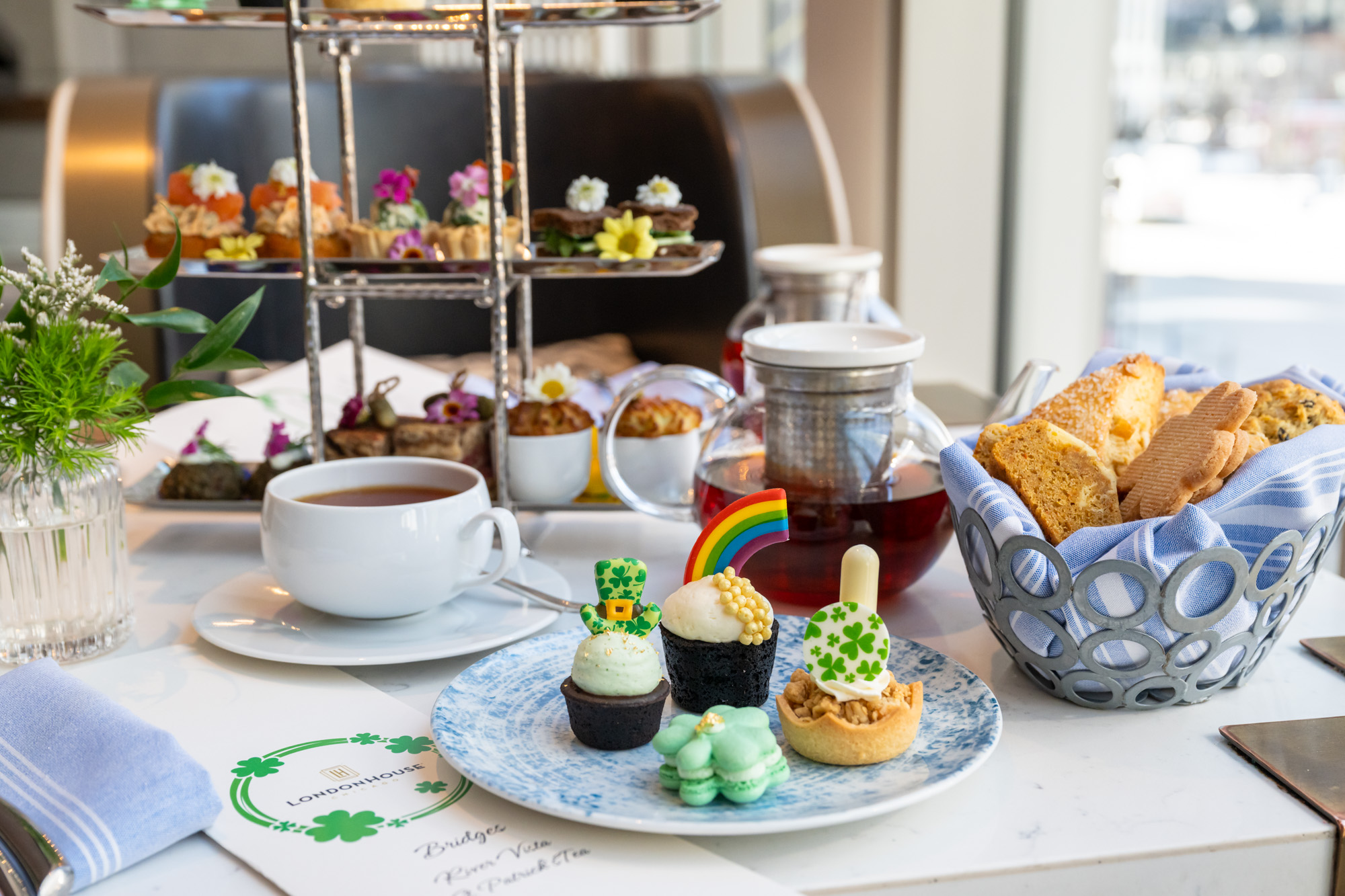 Visit Our Chicago Rooftop Bar - Drinks & Dining With A View